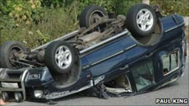 Man escapes overturned 4x4 crash on M4 in Berkshire - BBC News