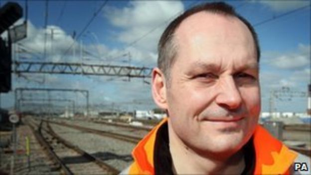 Network Rail bonuses approved despite controversy - BBC News