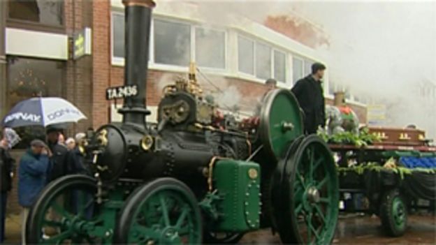 Fred Dibnah's steam engine naming honour in Mobberley - BBC News