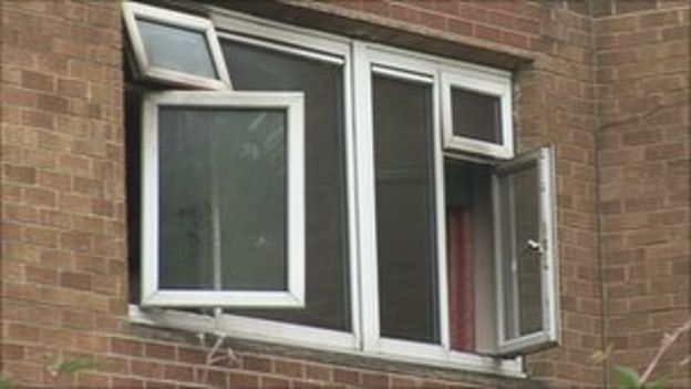 Elderly man dies in fire in Darlington flat - BBC News