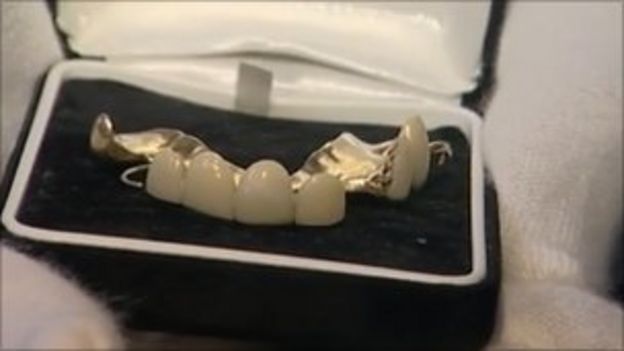The false teeth that 'helped win WWII' are auctioned - BBC News