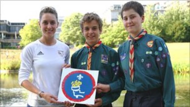 Amy Williams awarded scout badge - BBC News