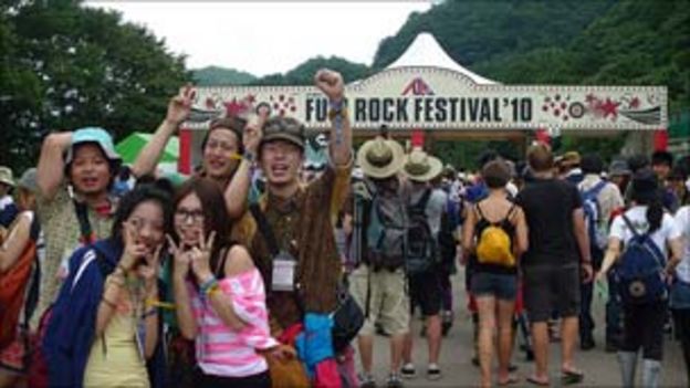 Rain no pain for Japanese rock festival - BBC News