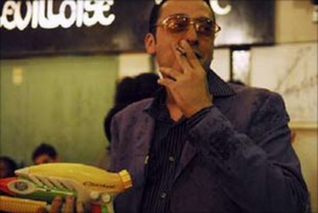 Water pistol fights for grown-ups - BBC News