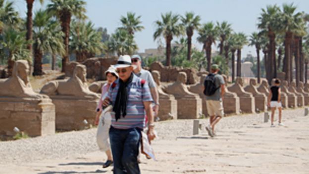 Boost for Luxor tourism threatens local lifestyles - BBC News