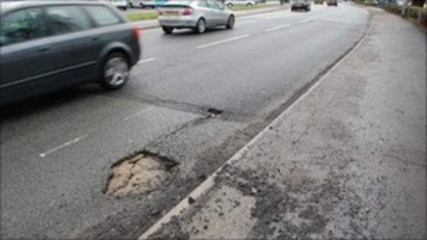 Rain stops Swindon potholes being filled on time - BBC News