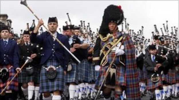 Pipe Band showcase attracts crowd of 50,000 - BBC News