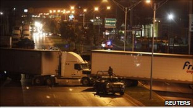 Mexican cartel blockades streets in Monterrey - BBC News