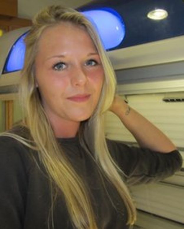 Sunbed lovers are 'risking their eyesight' - BBC News