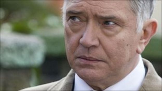 Actor Martin Shaw taken ill during play - BBC News