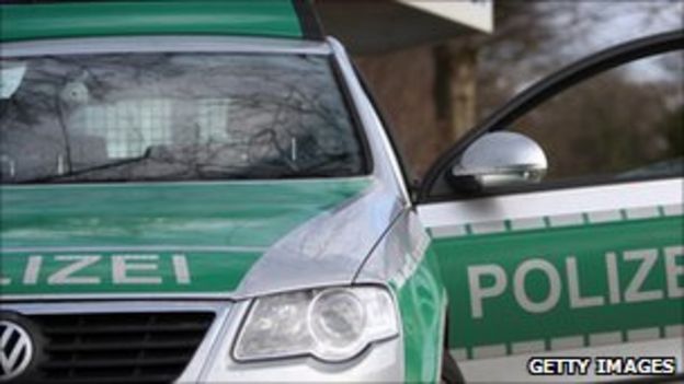 Woman takes five-year-old with her to rob German bank - BBC News