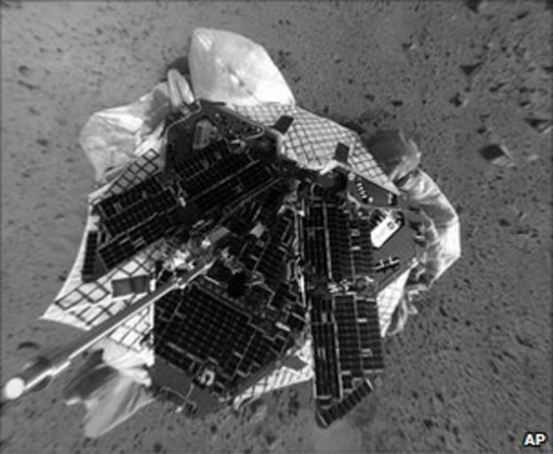 Mars technology creates self-dusting solar panels - BBC News