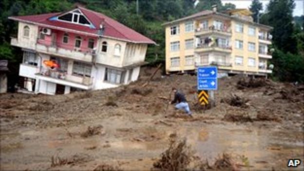 Twelve dead in northern Turkey landslides - BBC News