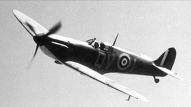 Battle of Britain veterans take to the skies again - BBC News