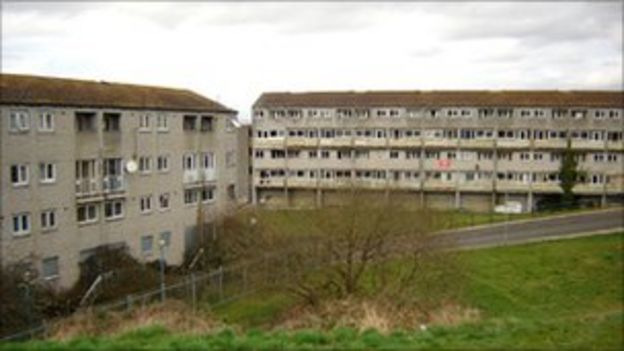 Fire crews battle blaze at derelict flats in Penarth - BBC News