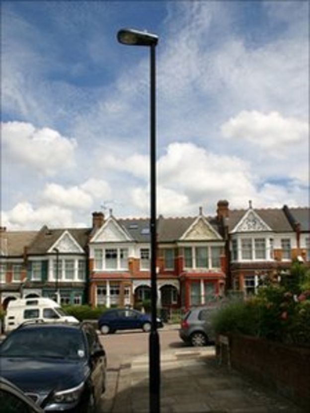 Replacements for Wrexham's street lights approved - BBC News