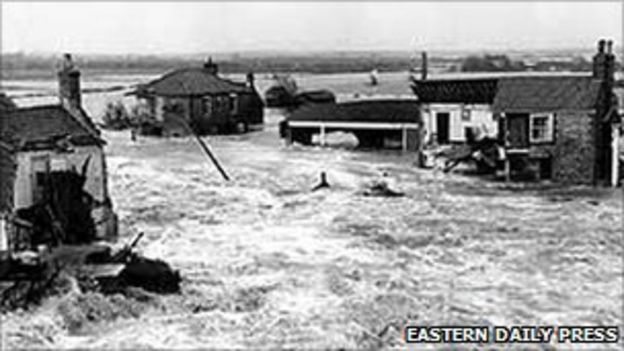 Norfolk flood protection gate renovated - BBC News