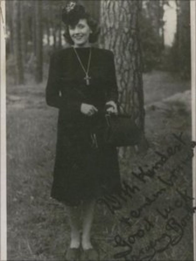 WWII knicker spy Margery Booth photos to be auctioned - BBC News