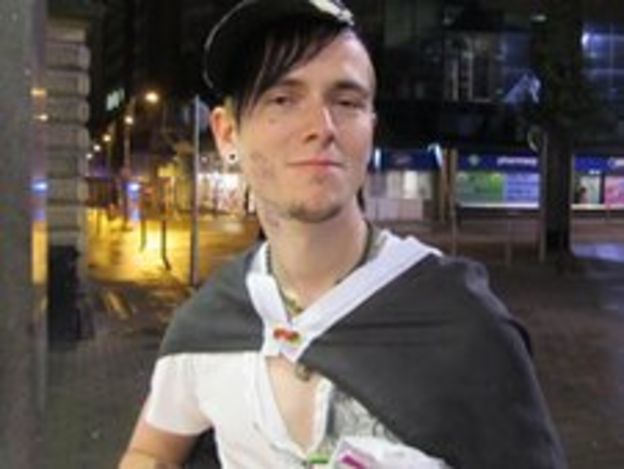 Gamers queue for new Halo release - BBC News