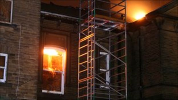 Fire crews tackle building blaze in Sheffield - BBC News