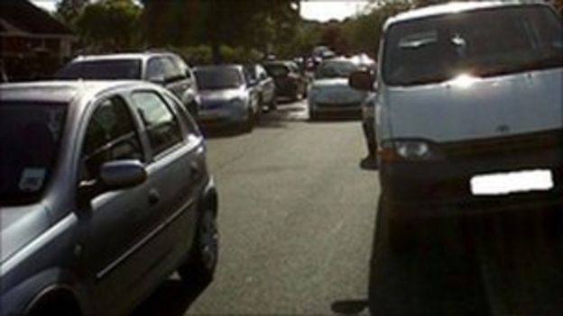 Bedfordshire Police say schools need parking patrols - BBC News