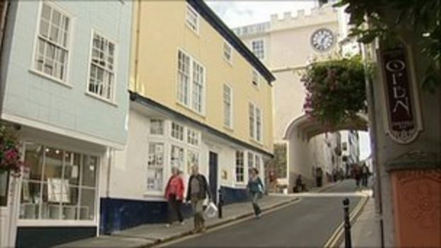 Totnes offers shares to build wind turbines - BBC News