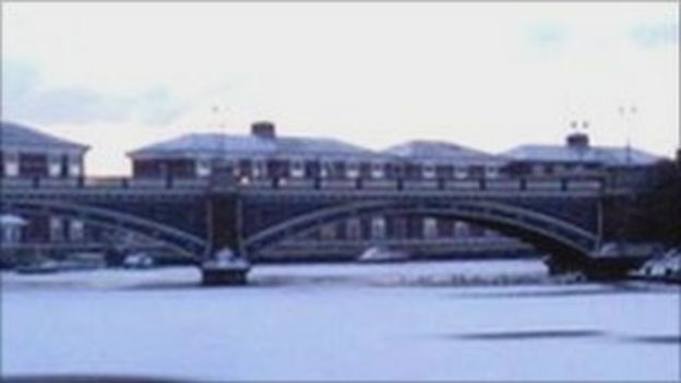 Stockton's Victoria Bridge closed for maintenance - BBC News