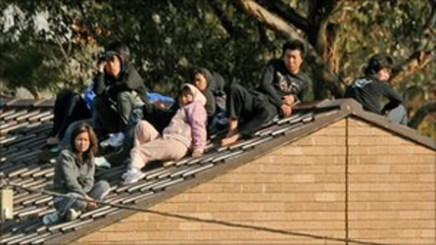 Chinese asylum seekers stage Sydney rooftop protest - BBC News