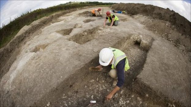 Work unearths previously unknown Roman road in Kent - BBC News