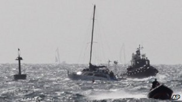 Israel navy intercepts Gaza blockade aid boat - BBC News