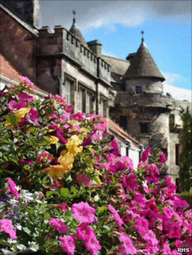 Fife village is crowned Britain in Bloom champion - BBC News