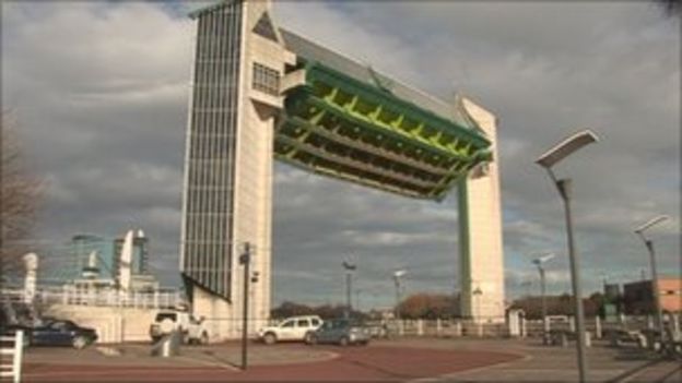 Hull flood barrier work completed - BBC News