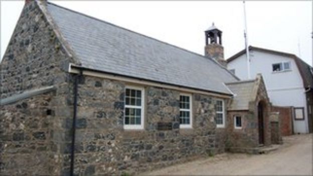 Sark government members sworn into office - BBC News