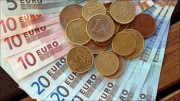 Bankers' bonus cap moves step closer - BBC News