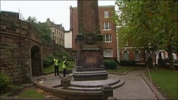 Wolverhampton's vandalised war memorial cleaned - BBC News