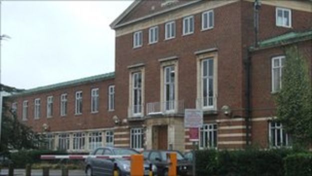 Slough Borough Council in £1.2m staff cuts bid - BBC News