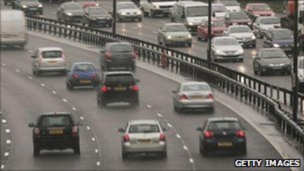 Man 'killed by lorry in M25 bridge fall' - BBC News