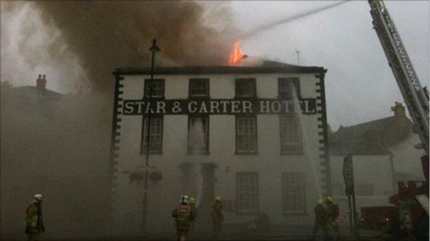 Flames engulf historic Linlithgow hotel - BBC News