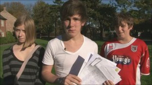 Great Coates Village Council votes no to Christmas tree - BBC News