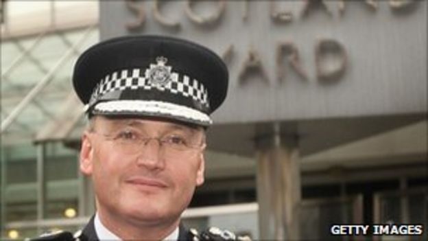 Metropolitan Police 'must move with times' over cuts - BBC News