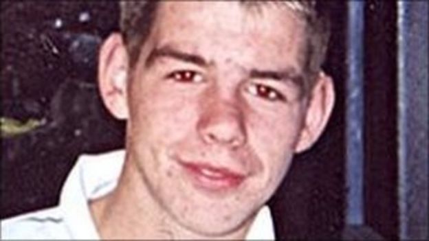 Man jailed for having murder gun - BBC News