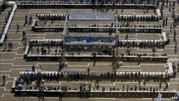 Israeli chess master takes Guinness record from Iran - BBC News