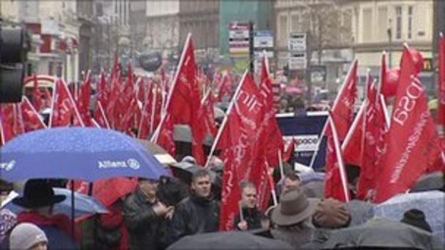 Thousands attend union spending cuts protest - BBC News