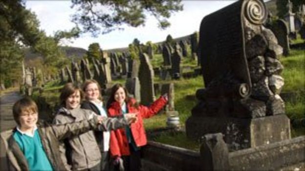 Heritage trail for Treorchy cemetery's famous names - BBC News