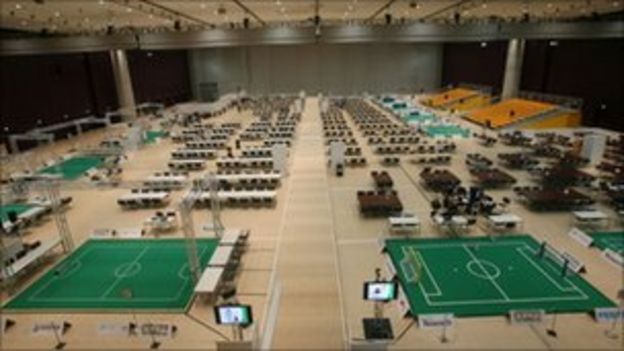RoboCup for soccer-playing robots kicks off - BBC News