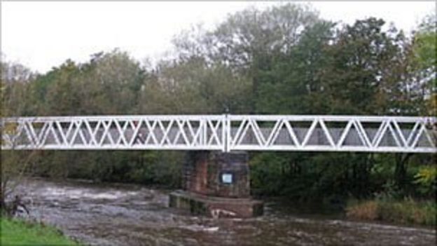 Dalston bridge closed over safety fears - BBC News