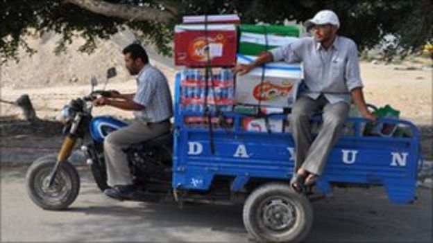 Gaza's donkeys under threat from tuk-tuks - BBC News
