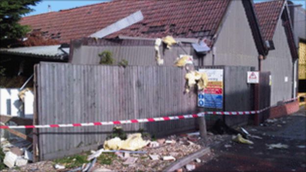'Gas explosion' rips through Oxfordshire cafe - BBC News