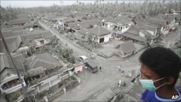 Move to airlift Malaysians as Merapi volcano rumbles on - BBC News
