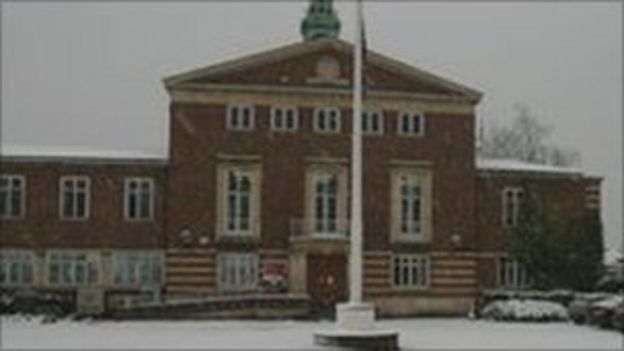 Slough Town Hall to be converted into new school - BBC News